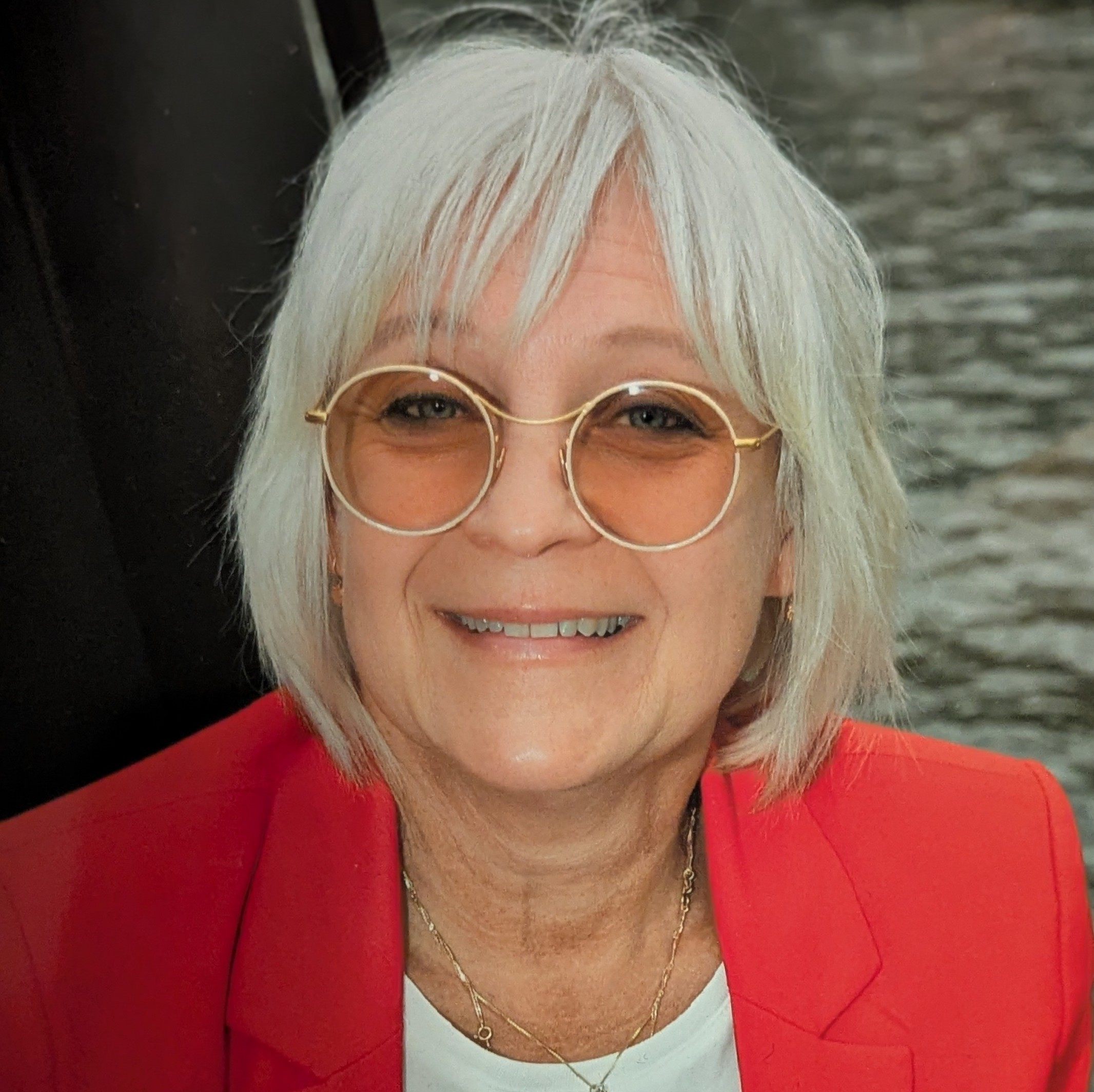 Резюме - Эдита Някс Скульстад, художник, переводчик и создатель нейро-помощников